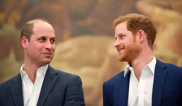 El príncep Guillem i el príncep Harry van fer història obtenint cognoms