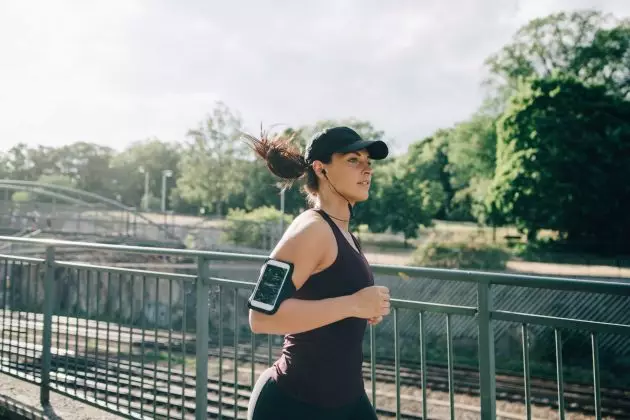 Tập thể dục tăng cường khả năng miễn dịch và làm cho vắc-xin hiệu quả hơn: Một phụ nữ chạy bộ
