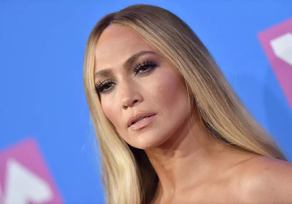 Jennifer Lopez - salon gyara gashi don fuskokin murabba'ai