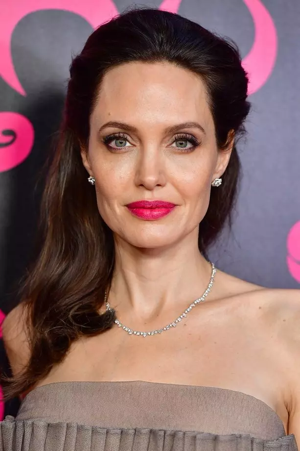 U-Angelina Jolie - izinwele zezinwele zobuso besikwele