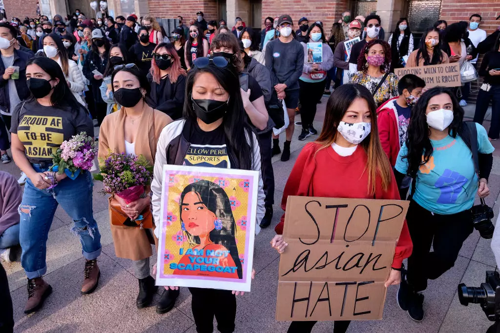ایشیائی نفرت کو روکیں: تحریک کیا ہے، اور کس طرح سپورٹ کی جائے۔