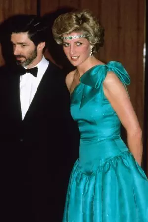 Prinses Diana droech it erfguod fan 'e keninklike famylje as in ketting nei in gala yn 1985