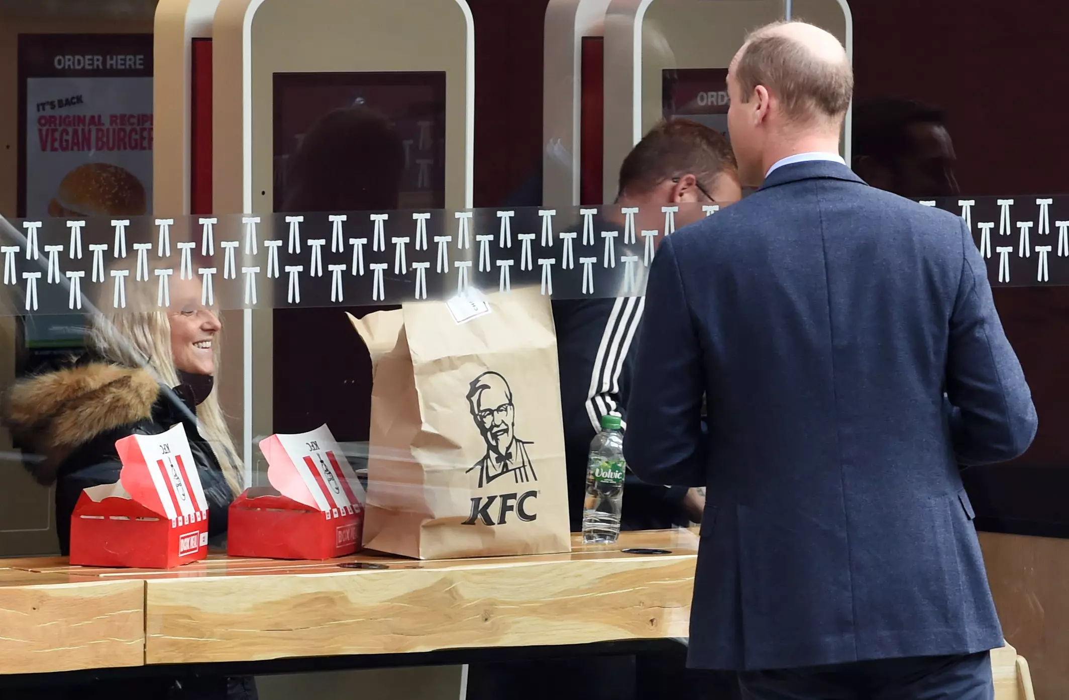 Des photographies hilarantes du prince William regardant les KFC deviennent virales 11514_1