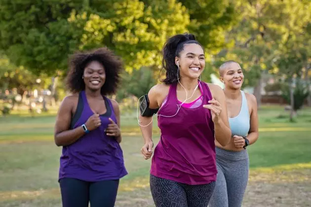 Giữ gìn sức khỏe với ngân sách tiết kiệm: Phụ nữ có thân hình cong năng động chạy bộ