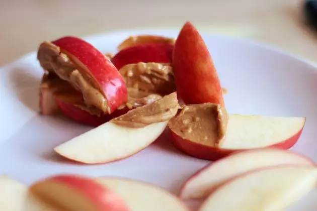 Ano ang makakain pagkatapos ng ehersisyo: Apple at peanut butter