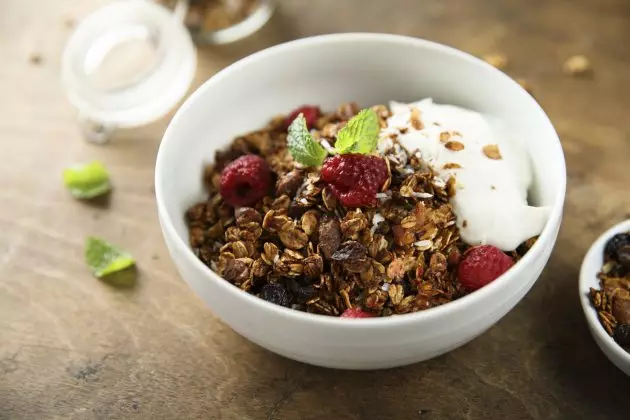 Apa yang harus dimakan setelah berolahraga: yoghurt dan granola