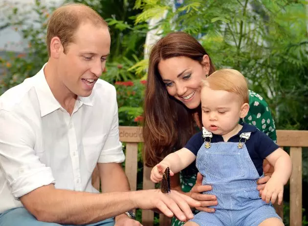 Así é como o príncipe Guillermo e Kate Middleton usan "o sofá de conversa" para disciplinar aos seus fillos na casa