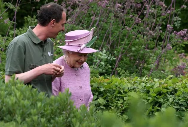 У гэтым мілым відэа каралева зазірае ў сад свайго Букінгемскага палаца