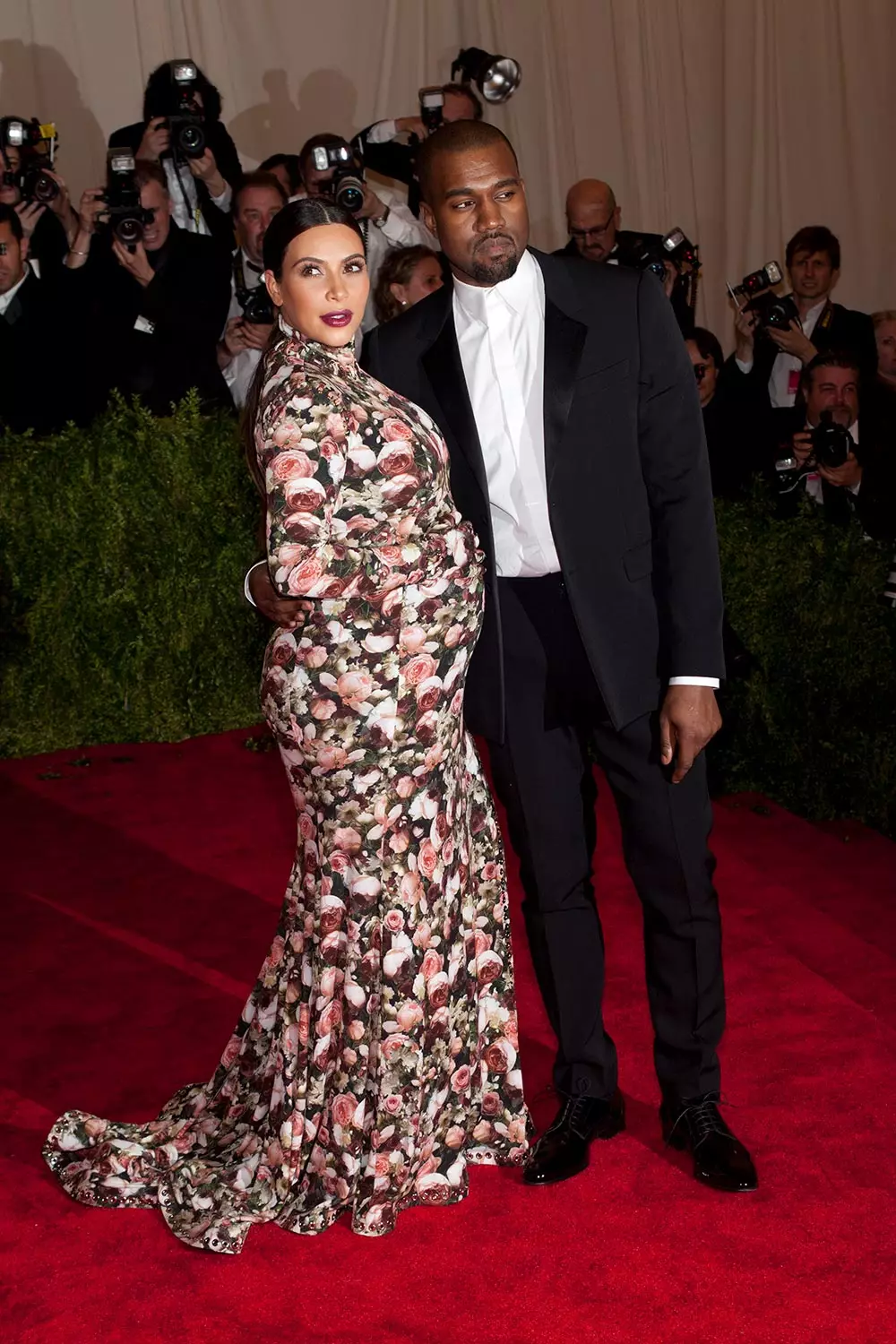 Kim Kardashian ဟာ သူမရဲ့ 2013 Met Gala ၀တ်စုံကို ၀တ်ဆင်ပြီးနောက် ငိုကြွေးခဲ့ပါတယ်။ 13659_1