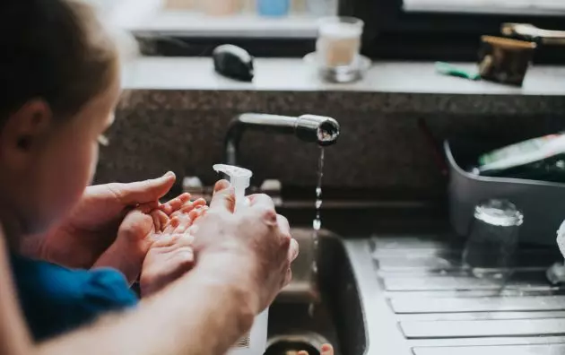 Was ist ein Hypochonder? Eine Frau wäscht ihrem Baby die Hände
