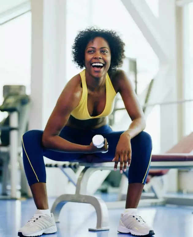 Fitnessstudio-Angst: Eine Frau trainiert in einem Fitnessstudio