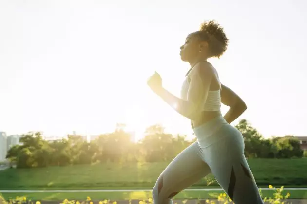 Tips latihan pikeun Marathon: Awéwé Balap Campuran ngajalankeun di taman