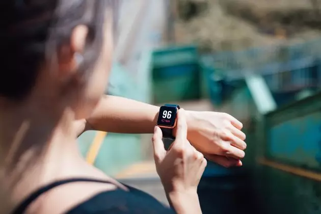 Tips latihan pikeun marathon: Awéwé ngora Mariksa Detak Jantung Dina Smart Watch