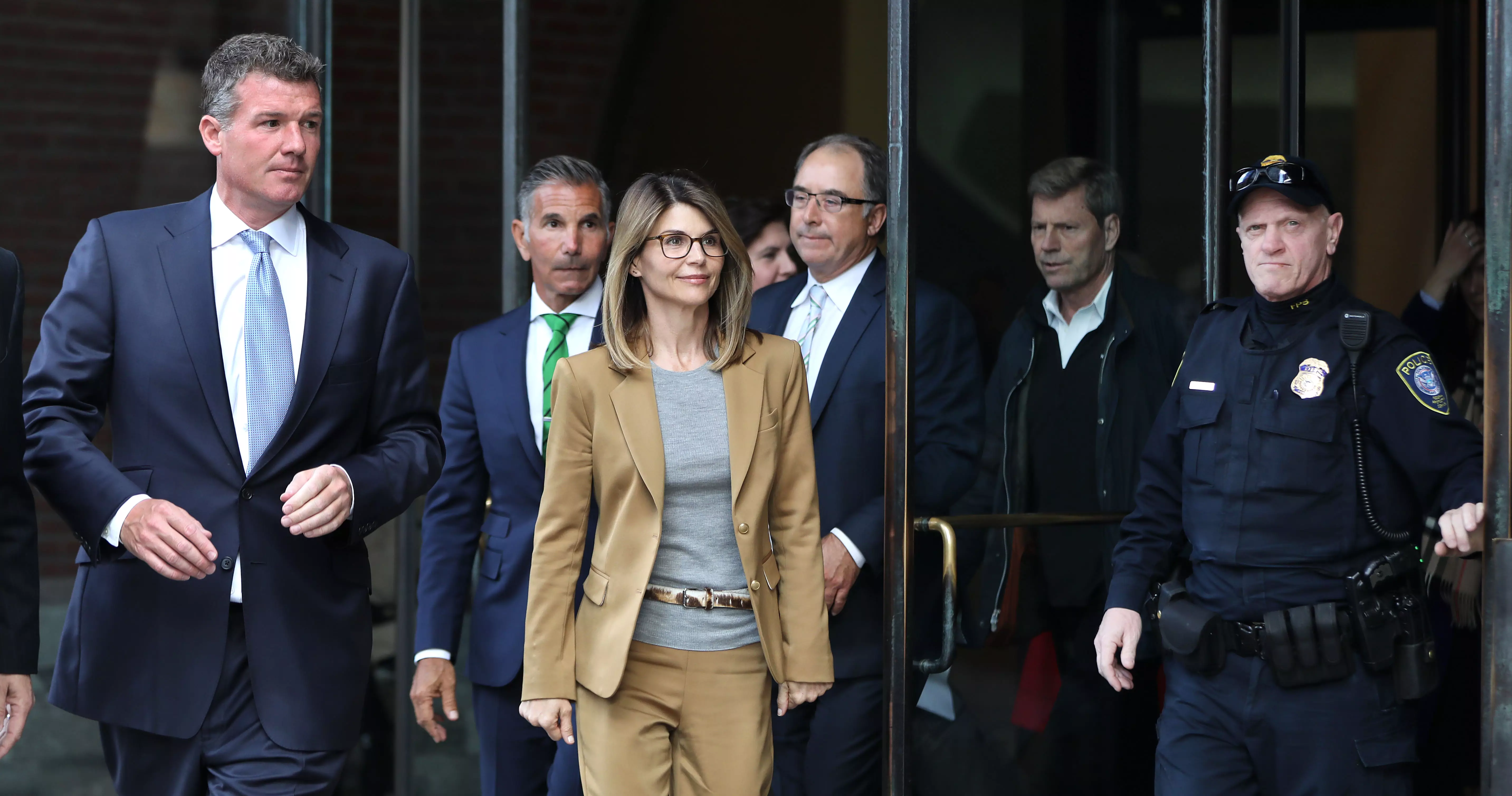 La condemna a la presó de Felicity Huffman per l'escàndol d'admissió a la universitat és controvertida 14409_1