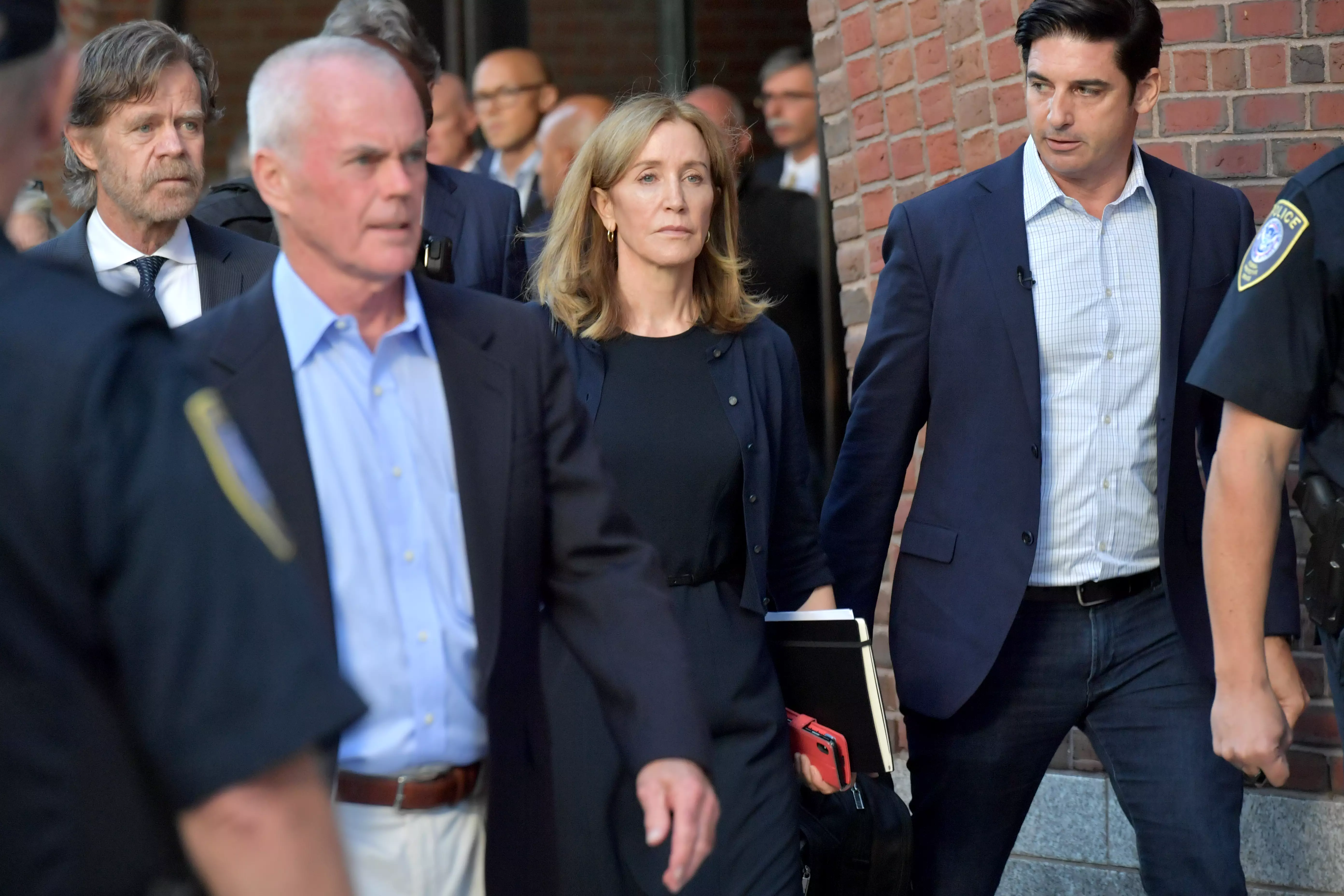 La condemna a la presó de Felicity Huffman per l'escàndol d'admissió a la universitat és controvertida 14409_2