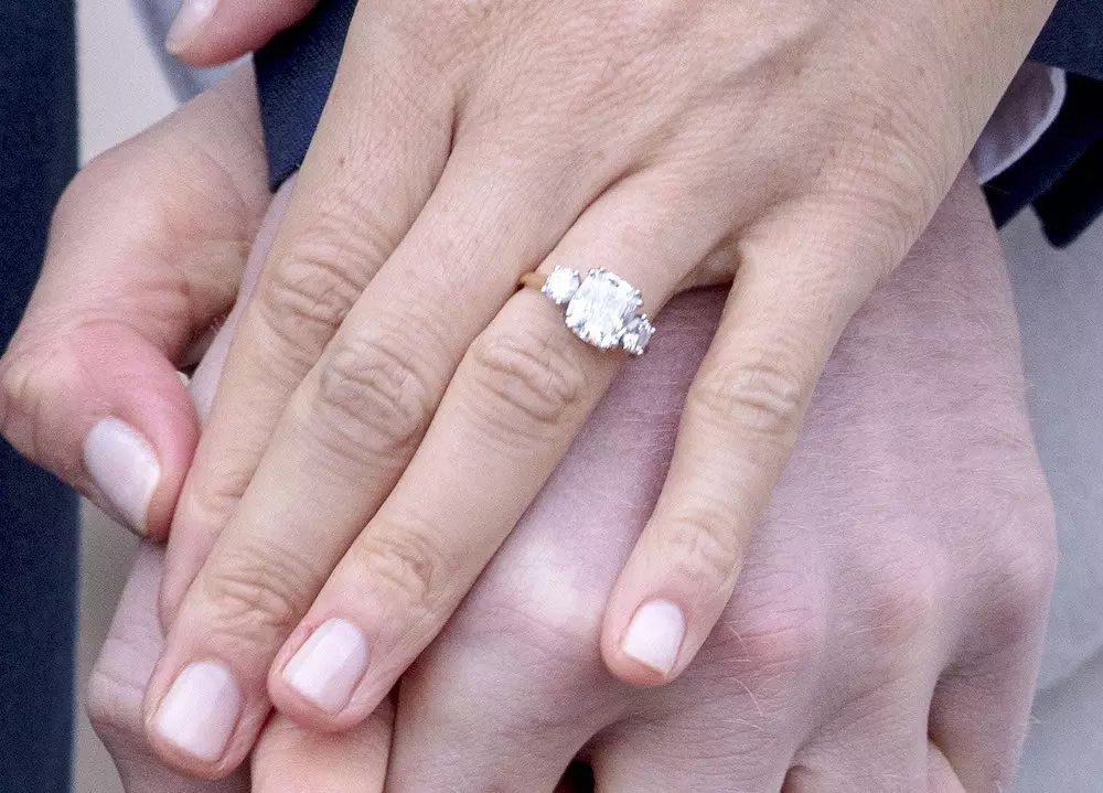 réplica del anillo de compromiso de meghan markle