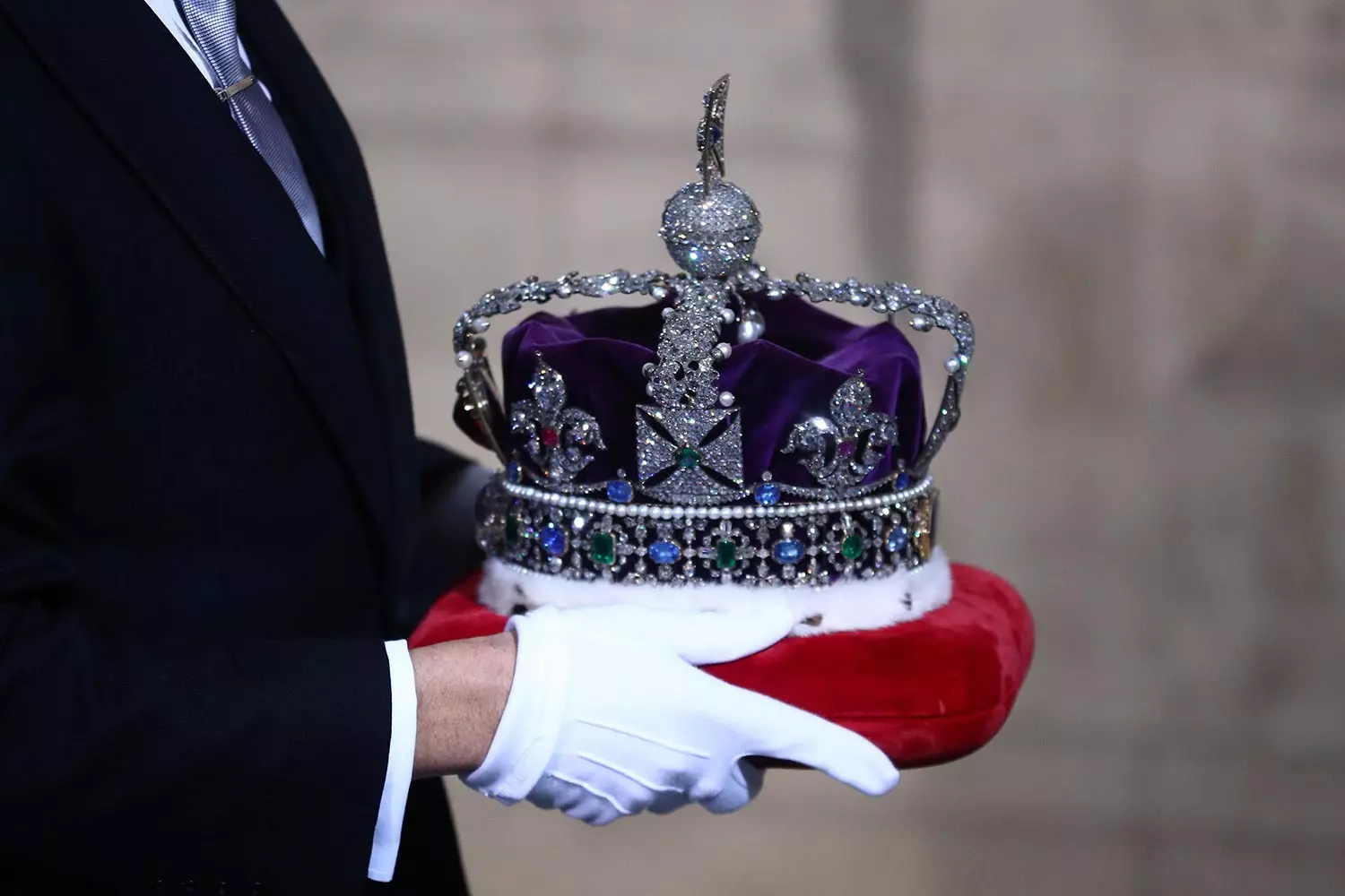 Napa Ratu ora nganggo Mahkota Negara Kekaisaran kanggo pidato 14820_1