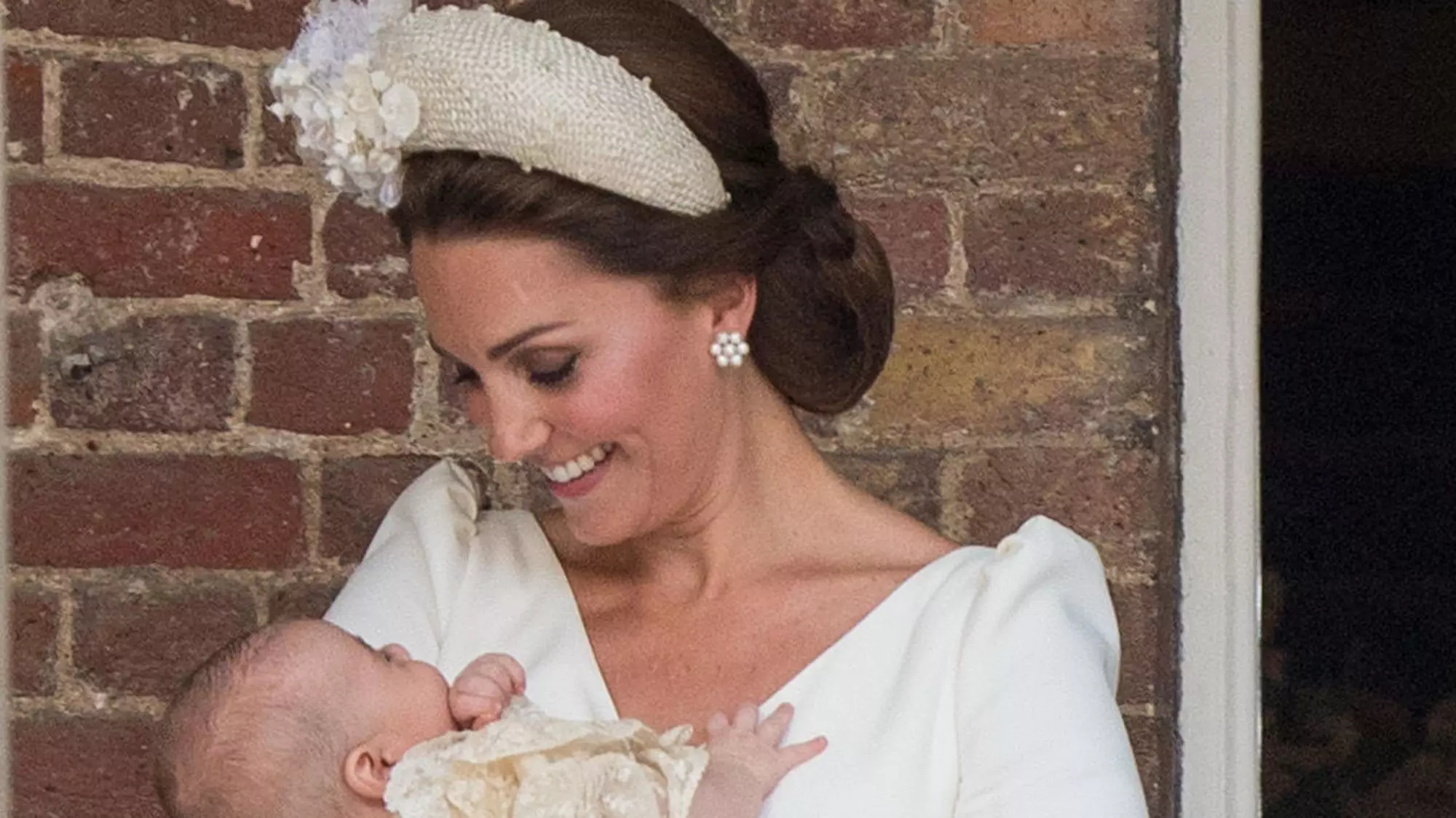 M&S hat eine erschwingliche Version von Kate Middletons Taufohrringen