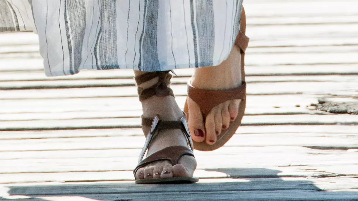 Sandles Lace Up të Meghan Markle janë kthyer në magazinë 15328_2