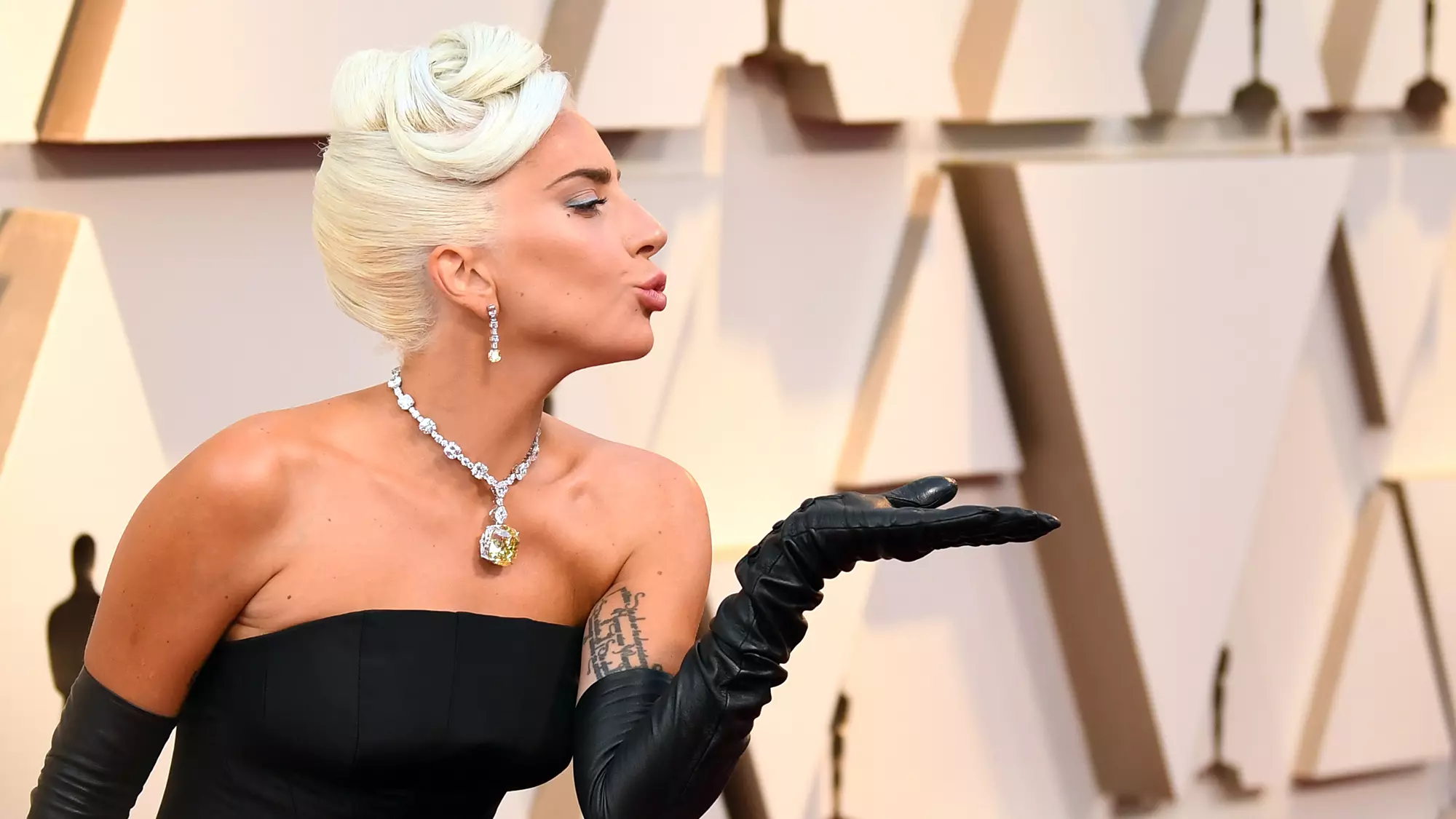 Lady Gaga vừa tri ân Audrey Hepburn trên thảm đỏ lễ trao giải Oscar