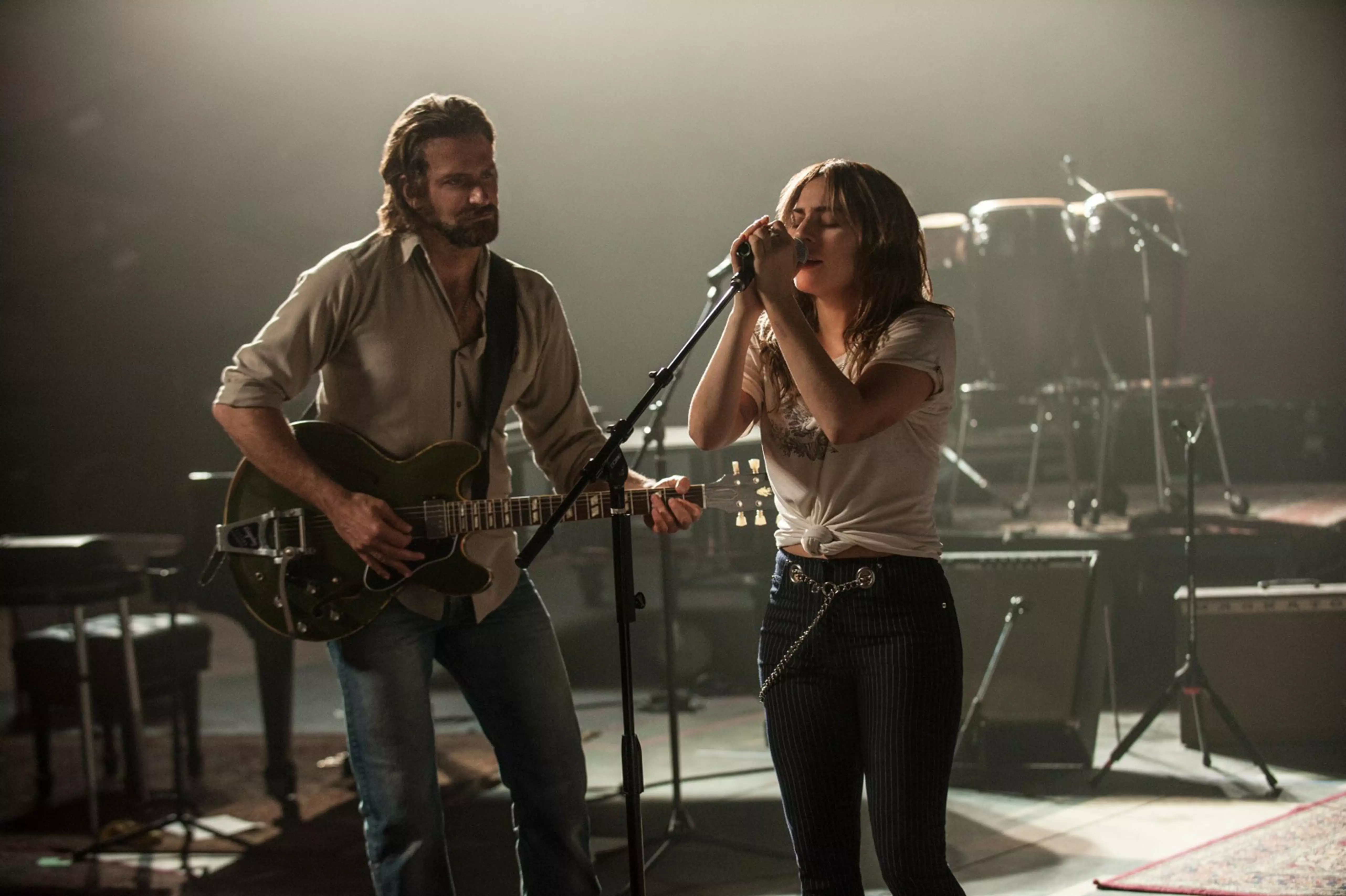 Bradley Cooper Estas Terurita De Agado kun Lady Gaga ĉe la Oskaroj 16571_2