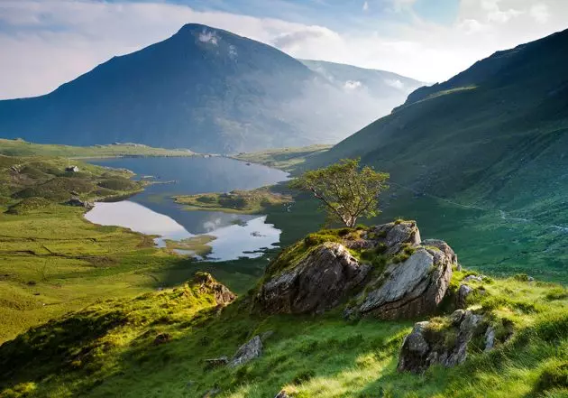 Na bealaí fánaíochta is fearr sa Ríocht Aontaithe: Radharc na hikers ar Eryri