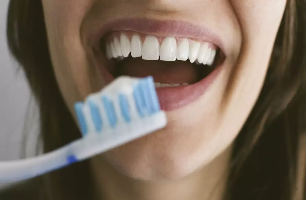 مجموعات تبييض الأسنان التي ستمنحك ابتسامة هوليوود