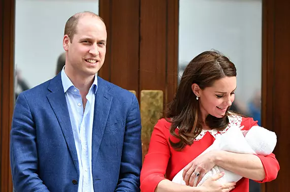 Η Kate Middleton φόρεσε Someting Of The Queen's για να ανακοινώσει το βασιλικό μωρό στον κόσμο 17648_1