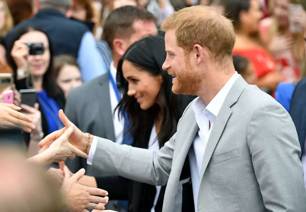 Harry printzeak errege-protokoloa hautsi zuen