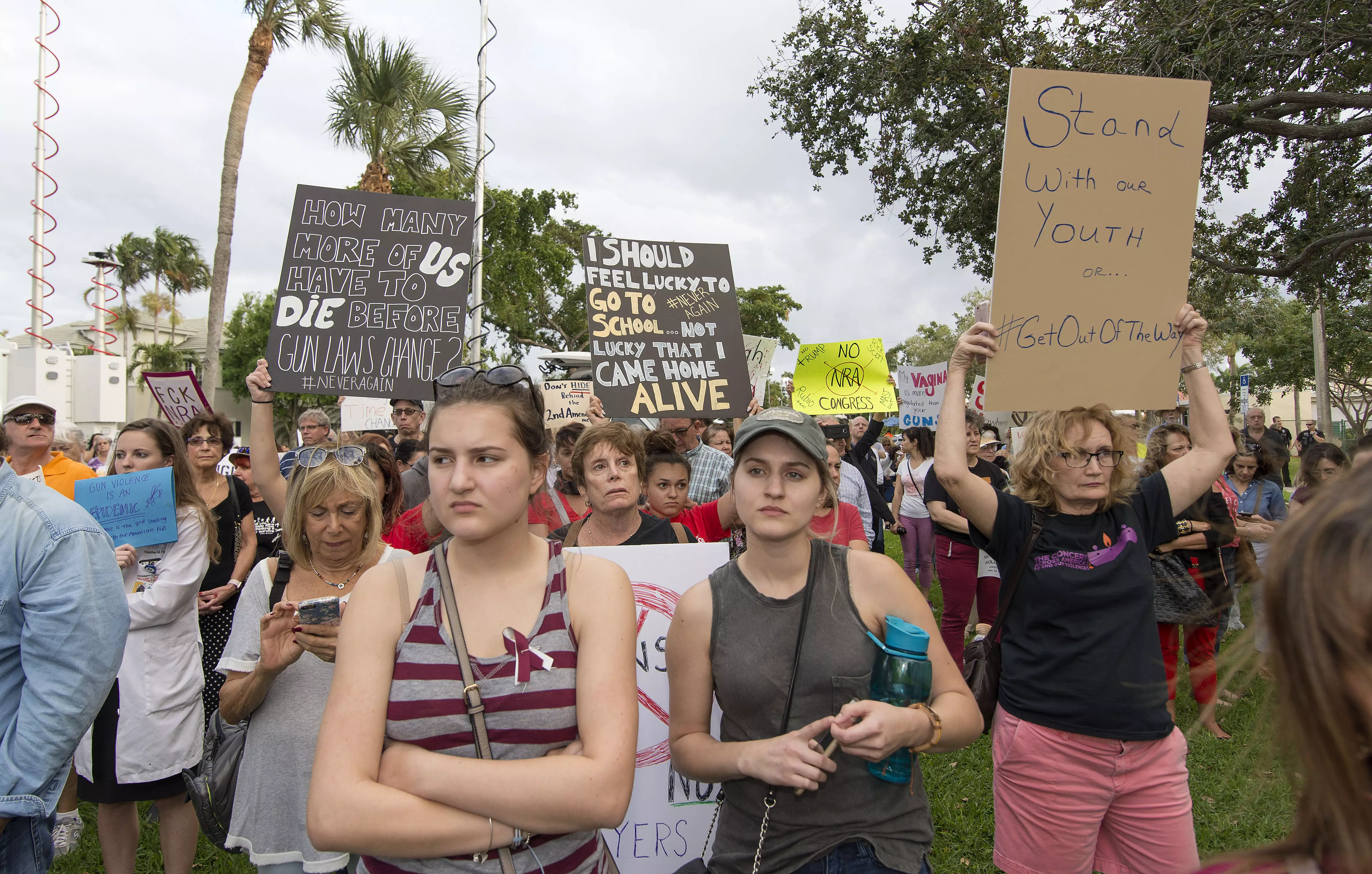 Ardayad Emma Gonzalez ayaa u sheegtay Trump 'Waxaan ugu yeernaa BS' maalmo ka dib markii nin hubeysan uu 17 qof ku toogtay iskuulkeeda 18452_4