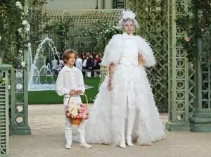Kaia Gerber, Tweed Boots And A Paige Boy. Hier is 7 dinge wat ons liefgehad het by Chanel Couture ... 18511_5