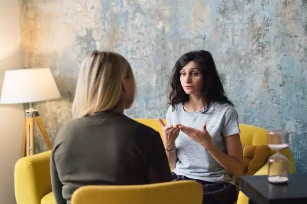 Vrouwen praten in coworking office