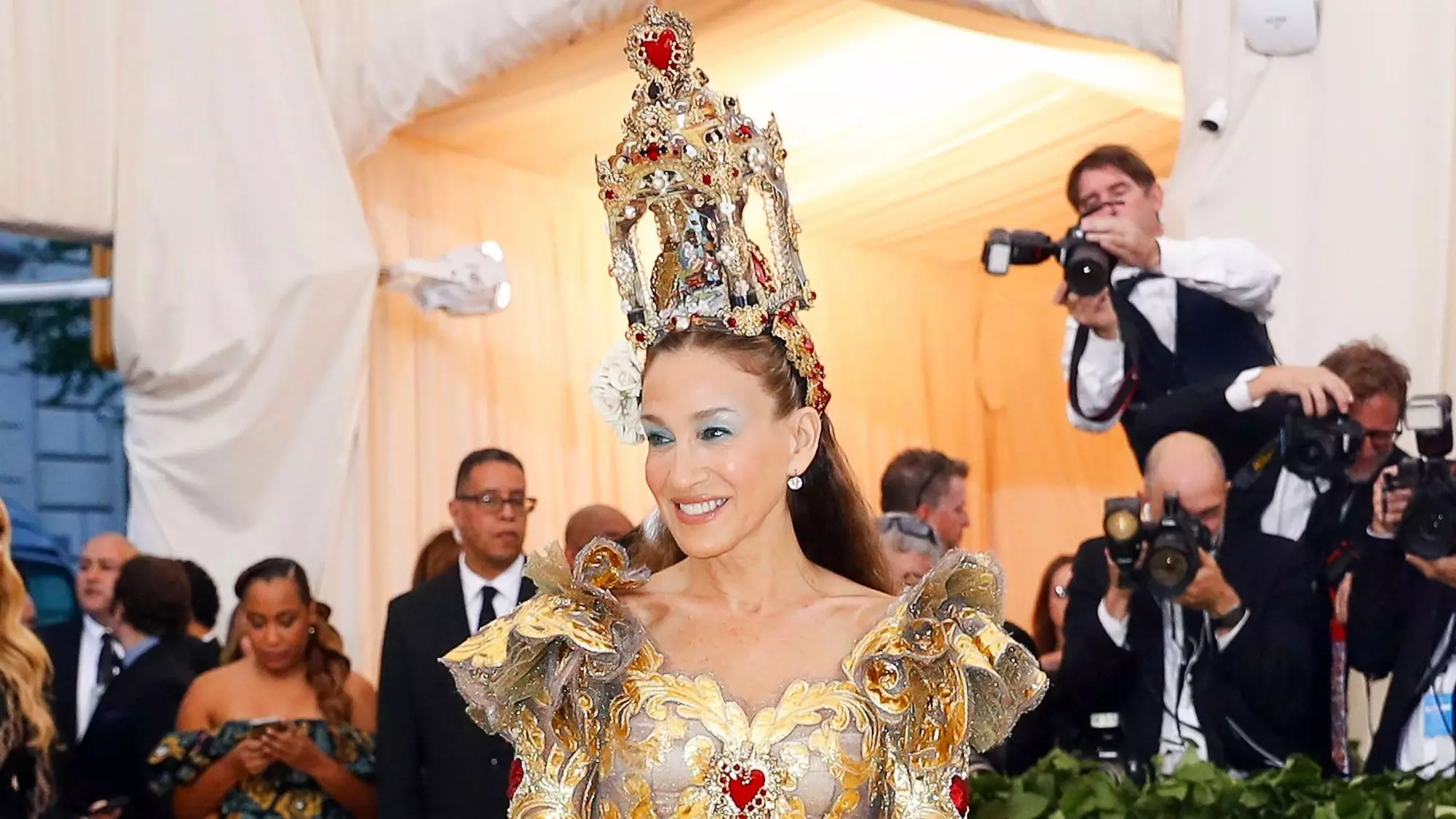 គ្រឿងបន្លាស់ Met Gala ដែលពេញនិយមបំផុត ទាមទារកម្លាំងរាងកាយពិតប្រាកដ 18904_1