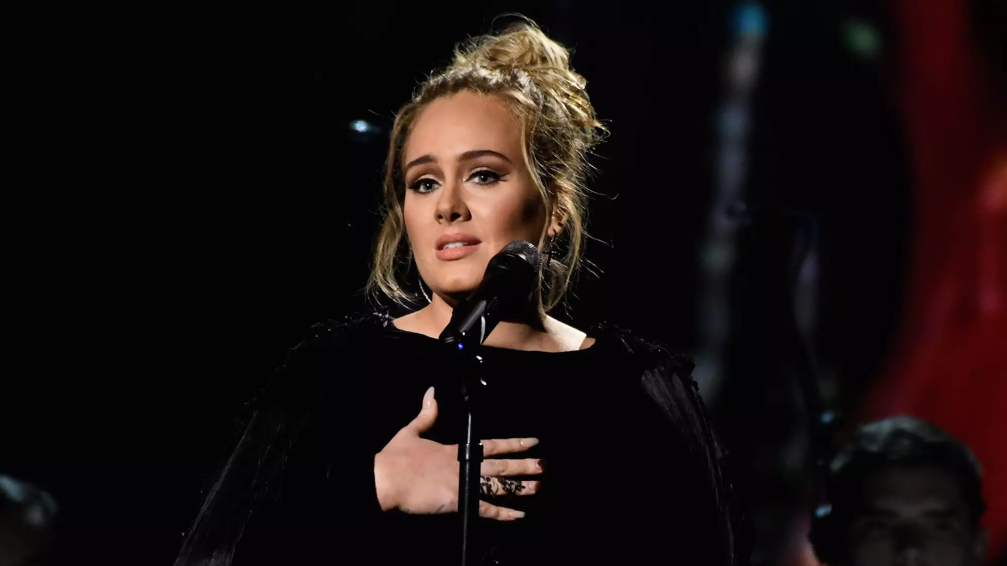 Adele Got Ordained To Marry This Celebrity Pár