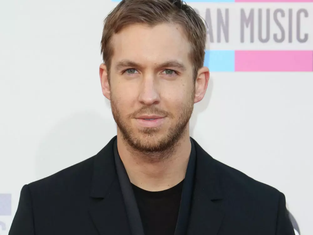 Calvin Harris သည် ပထမဆုံး tweet ဖြစ်သည်။