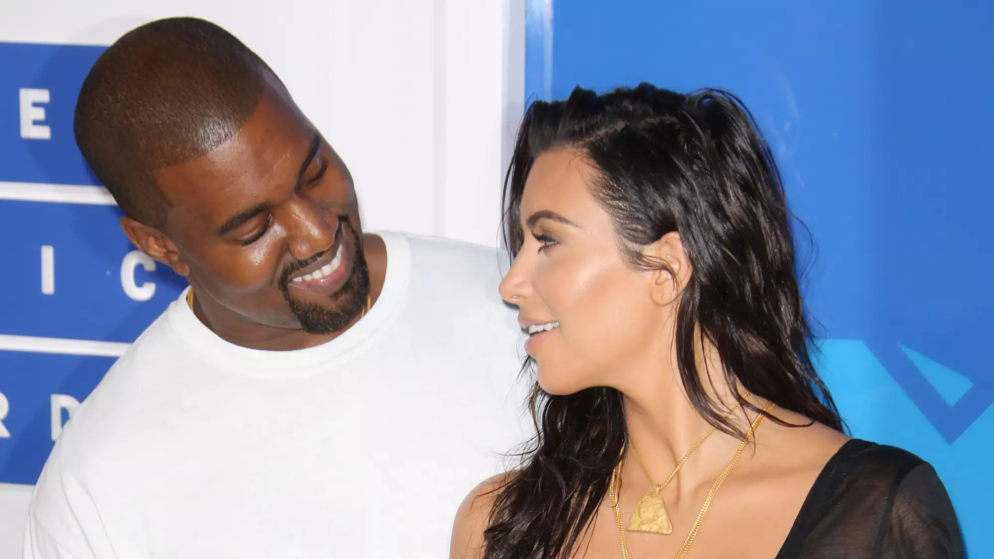Kim Kardashian과 Kanye West가 아기를 환영 한 것처럼 보입니다.