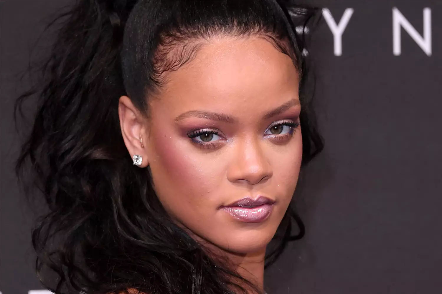 Rihanna Fenty bela vizaĝo pafo