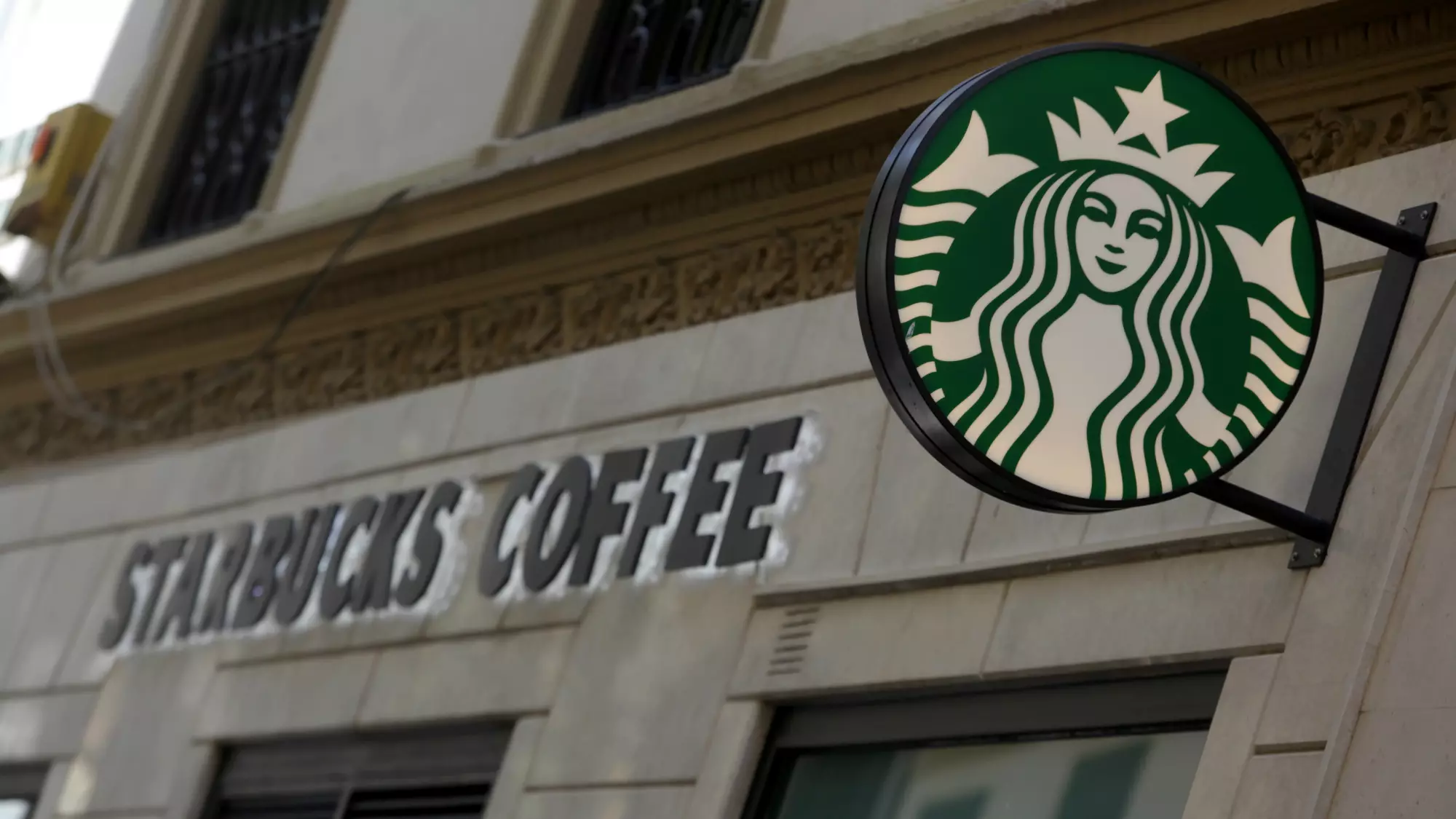 Starbucks đã hứa sẽ thuê 10.000 người tị nạn sau lệnh cấm của Trump