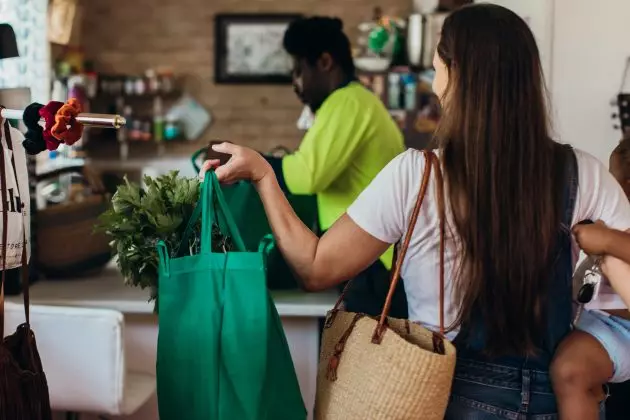 Karbon izi: Supermarketdə təkrar istifadə edilə bilən çantalardan istifadə edən qadın