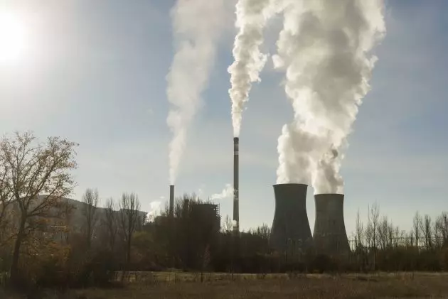 Karbon izi: Qalıq yanacaqları yandıran fabrikin görüntüsü