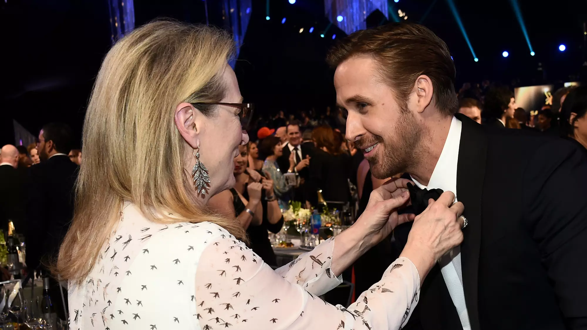 Meryl Streep knyter Ryan Goslings fluga på SAGs är allt