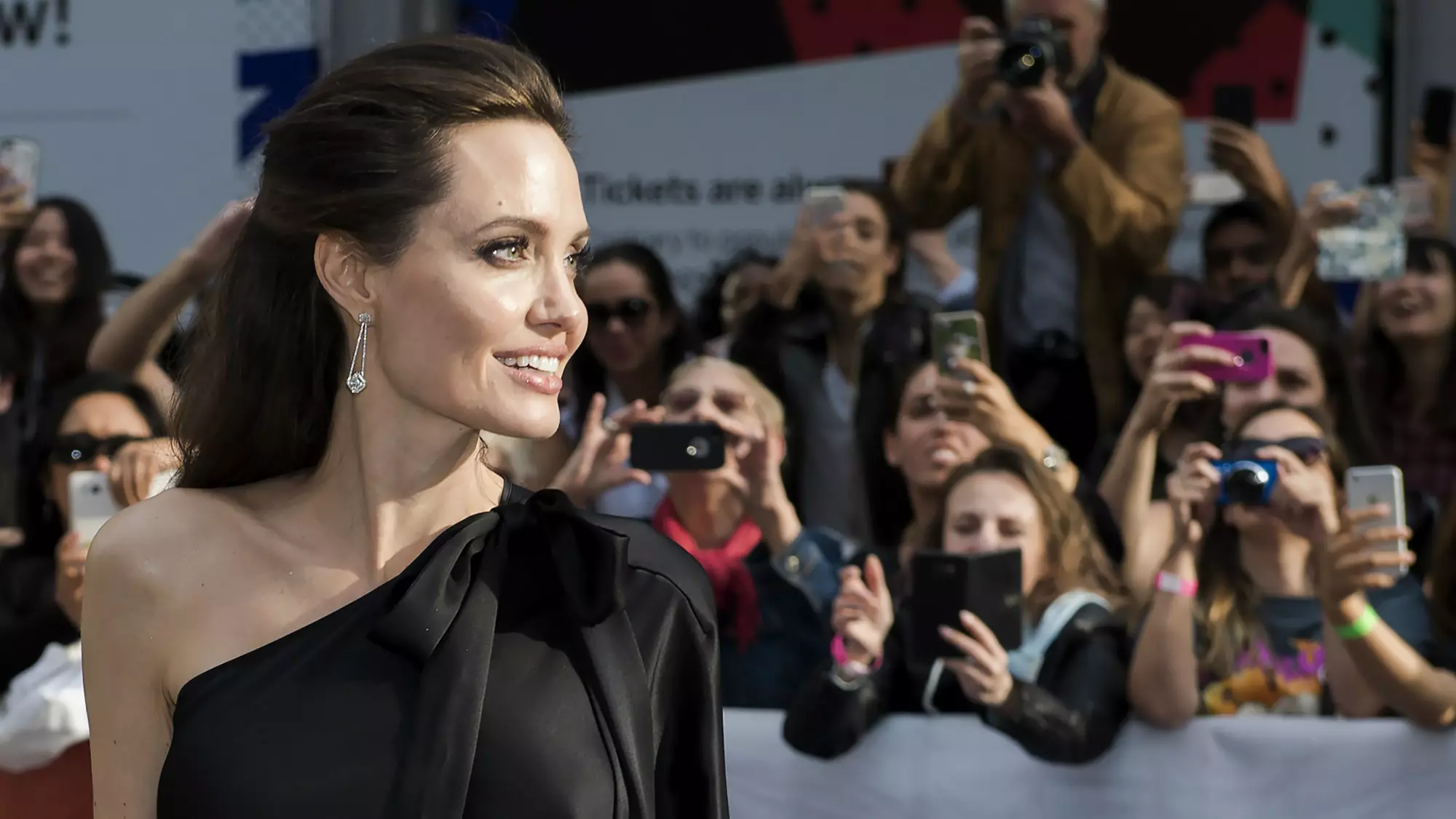 U-Angelina Jolie wafumana iNgcono egqibeleleyo