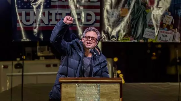 Mark Ruffalo ap pwoteste kont Trump