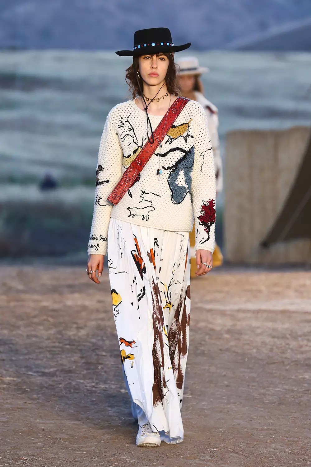 Izinto ezi-5 okufanele uzazi ngeqoqo le-Dior Cruise 22185_2