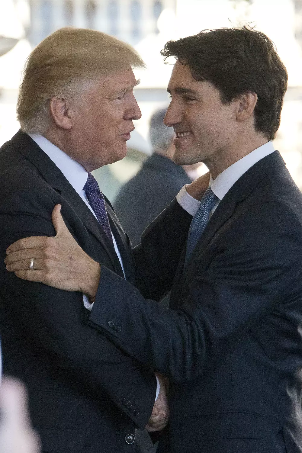 Croitheadh láimhe Justin Trudeau