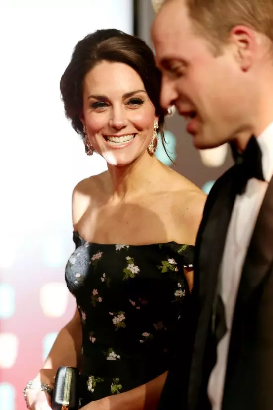 Kate Middleton ntaus BAFTA cov ntaub pua plag liab hauv Alexander McQueen 22671_2