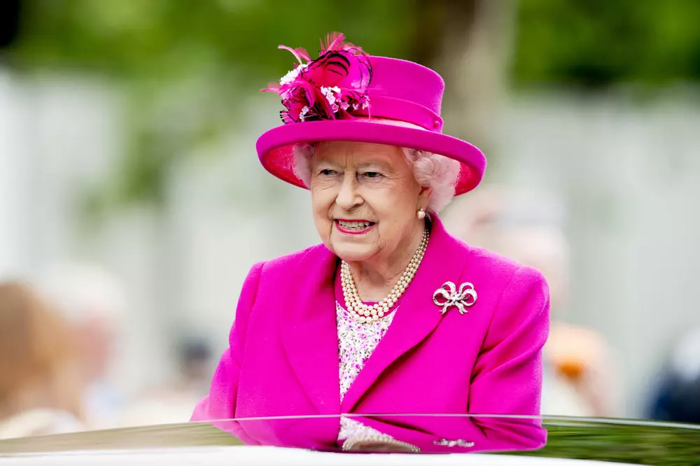 המלכה גורמת למכירות של בגדי ניאון לעלות ב-134 אחוז 23120_1