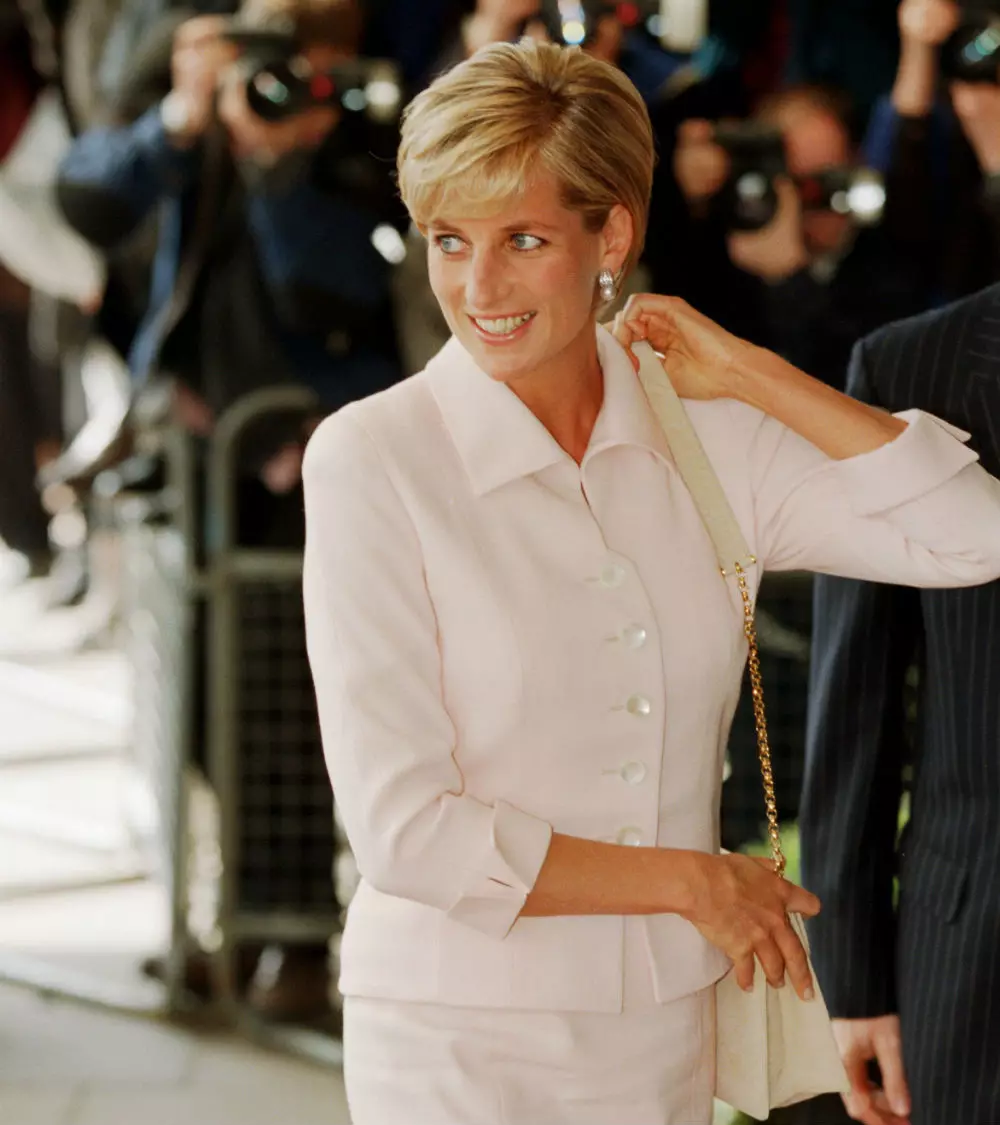 La nova Diana moda ekspozicio alvenis - kaj ĝi aspektas dia 24072_3