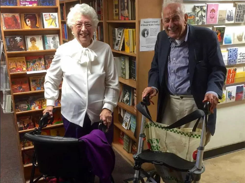 Dous mozos de 90 anos foron nunha cita a cegas a unha libraría 24193_1