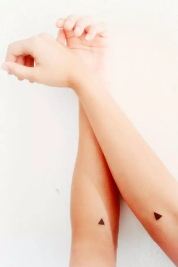 Pequenas tatuaxes triángulo/Tumblr